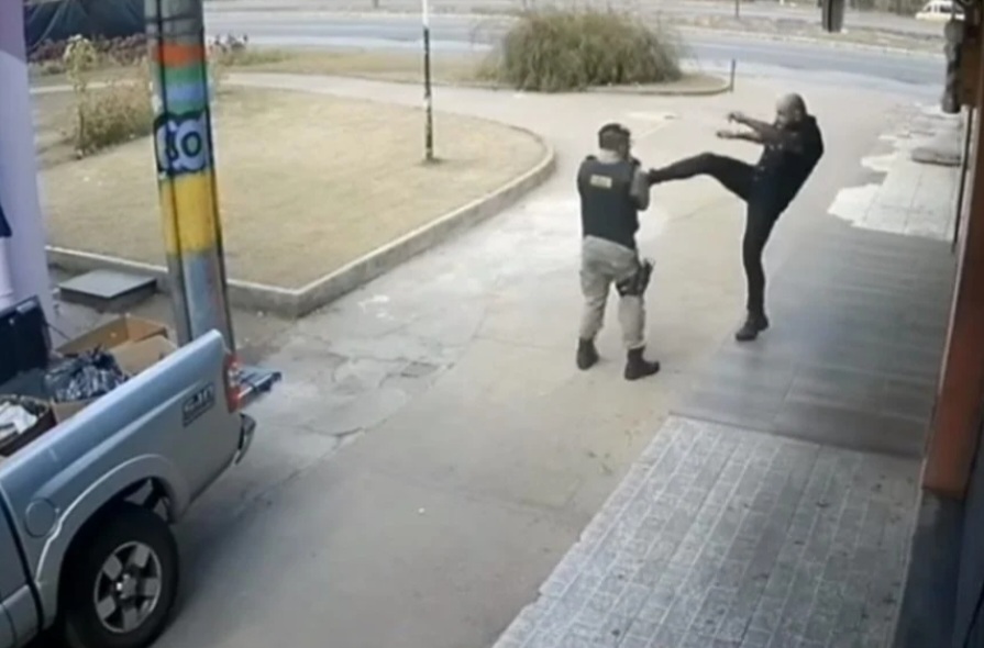 [vídeo] Denunciado Por Tentativa De Estupro Ex Pm Tenta Tomar Arma De