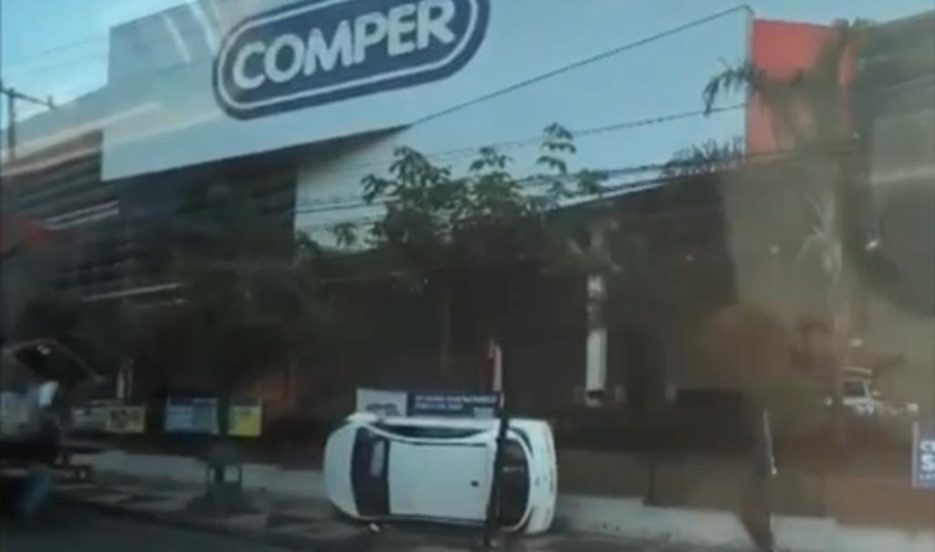 Motorista perde controle e capota o carro em frente ao Comper da Av ...