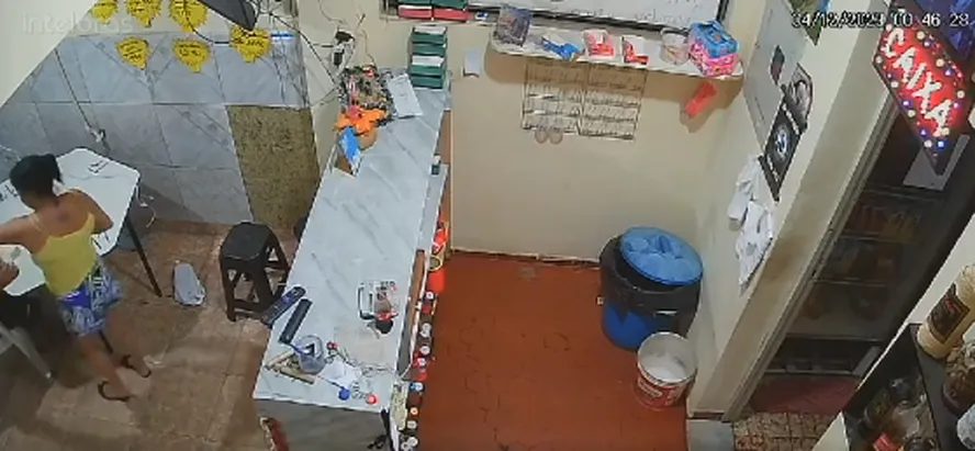 Câmera flagra momento que mulher ateia fogo em homem; vídeo - Perrengue ... Câmera flagra momento que mulher ateia fogo em homem; vídeo - Perrengue ...