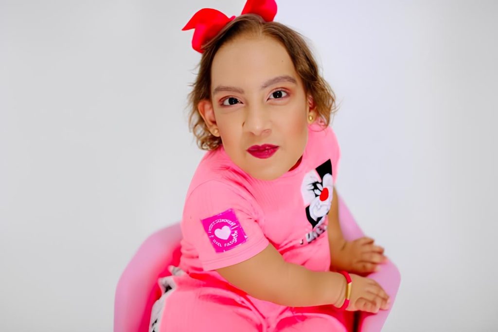 Mc Divertida se fantasia de nojinho para assistir famosa animação. Veja ...