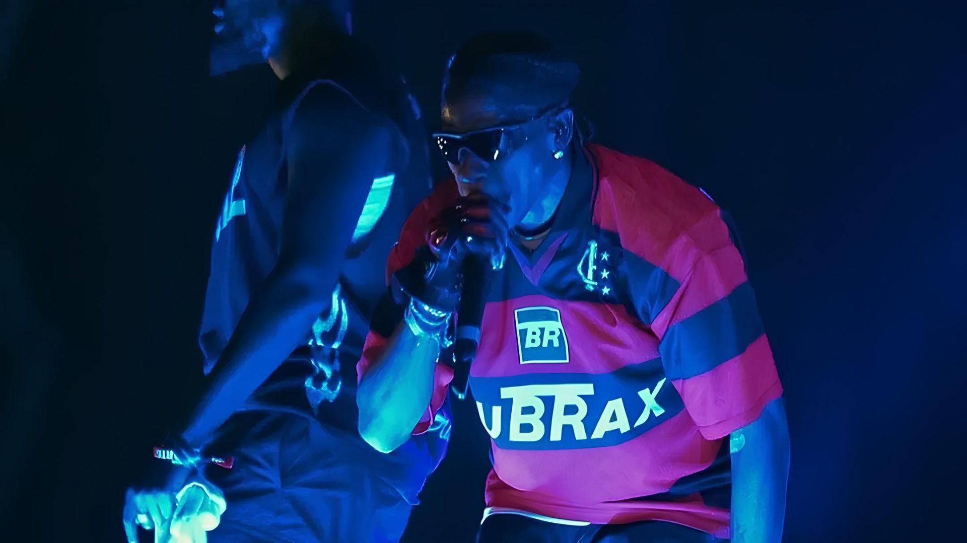 Travis Scott causa alvoroço ao vestir camisa do Flamengo em ...